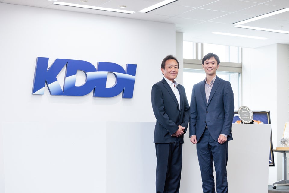 小さな工夫で大きく貢献！SIMカード台紙のコンパクト化でCO2削減 | KDDIトビラ